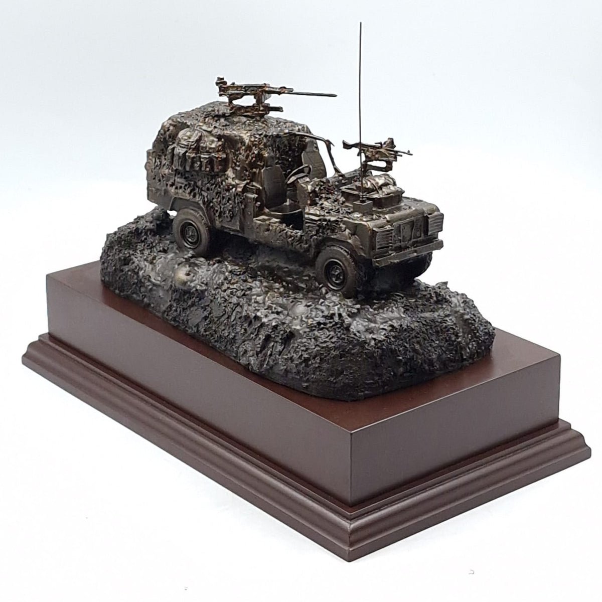 WMIK Land Rover Presentation – Fat Chimp Forces Wear & Gifts